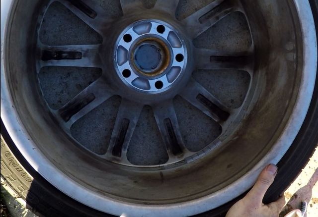 Cleaning the Wheel Rims on your Aston Martin DB9 – Aston 1936